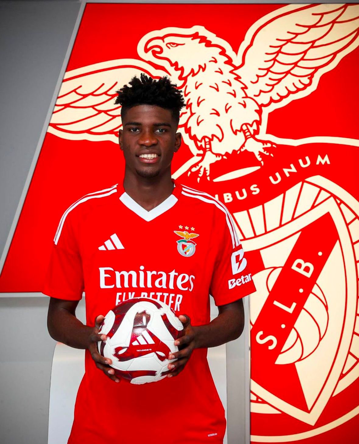 Peter Edokpolor signs for Benfica